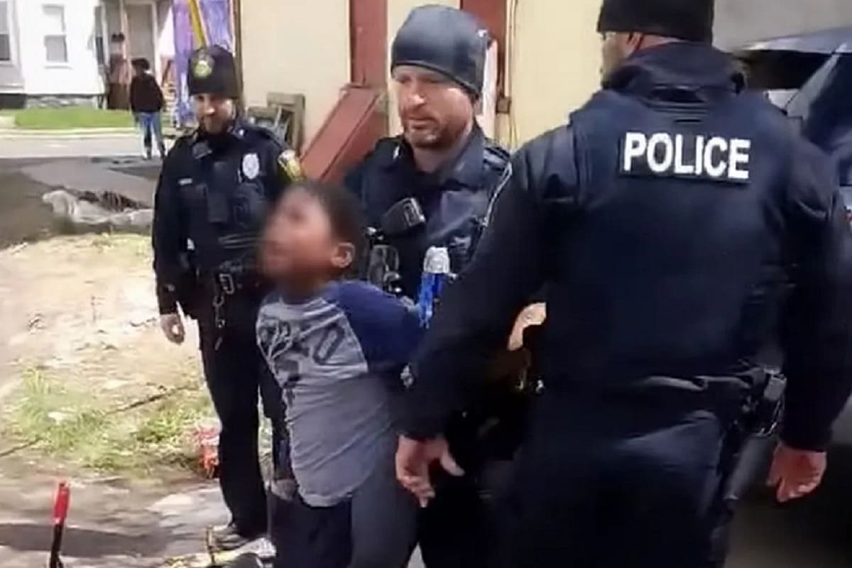 Detiene con violencia a niño por robar bolsa de papitas