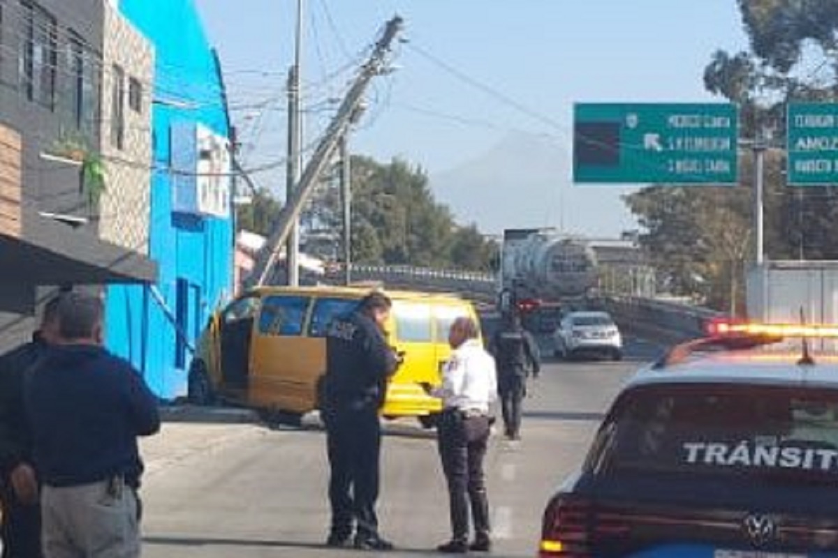 VIDEO: Combi se estrella contra poste en la Calzada Ignacio Zaragoza