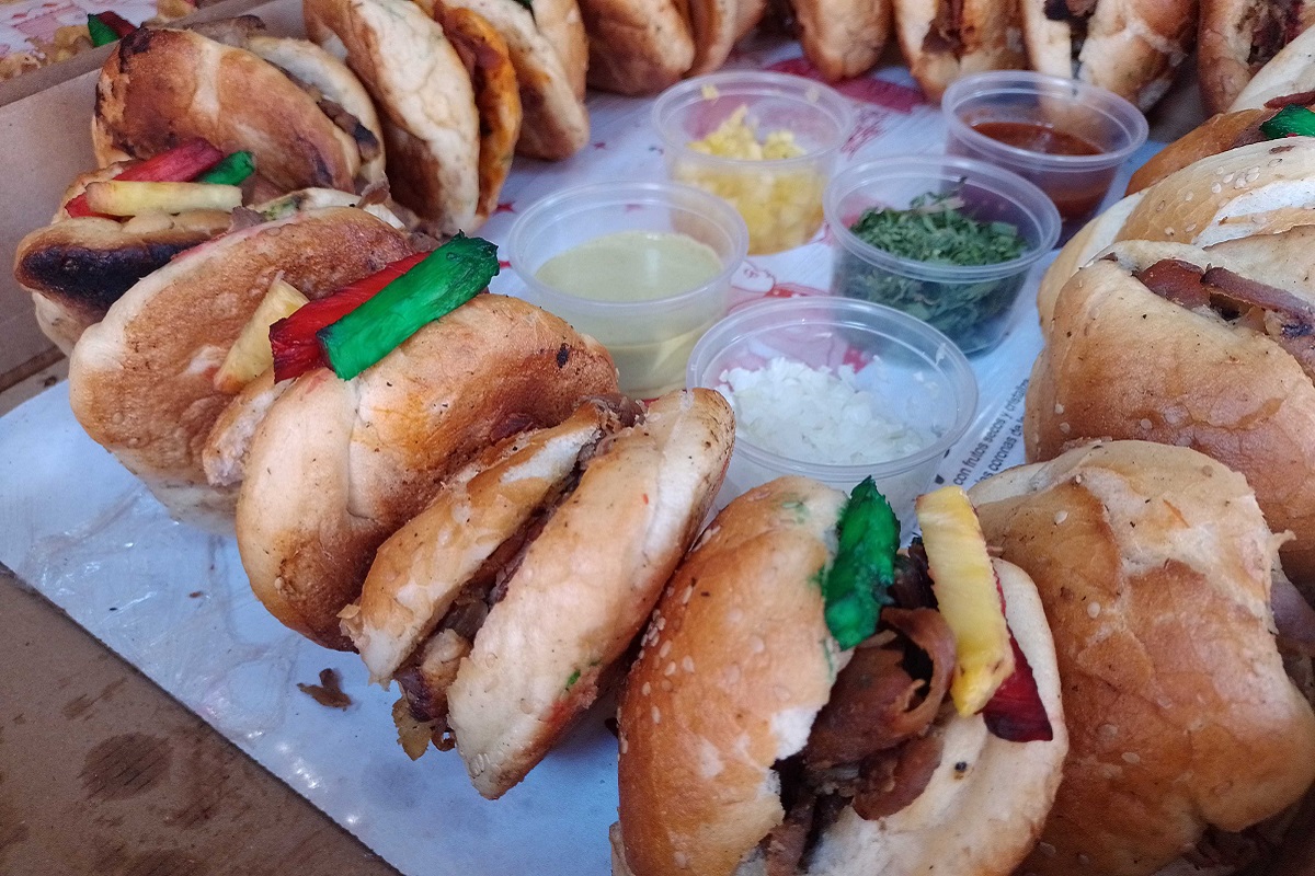 Al pastor o árabe, está taquería de Puebla vende Roscas de Reyes de ...