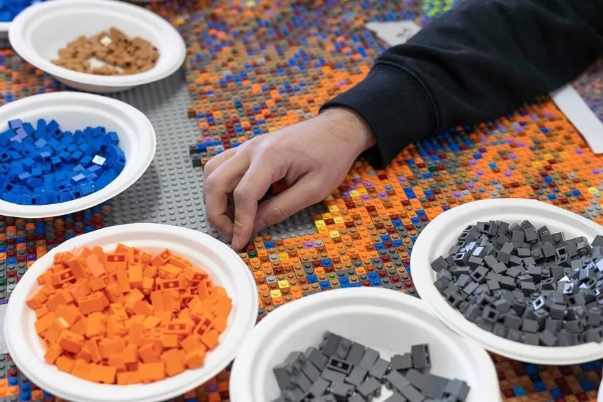 La obra maestra de Monet cobra vida en una escultura de Lego de 650.000 ...